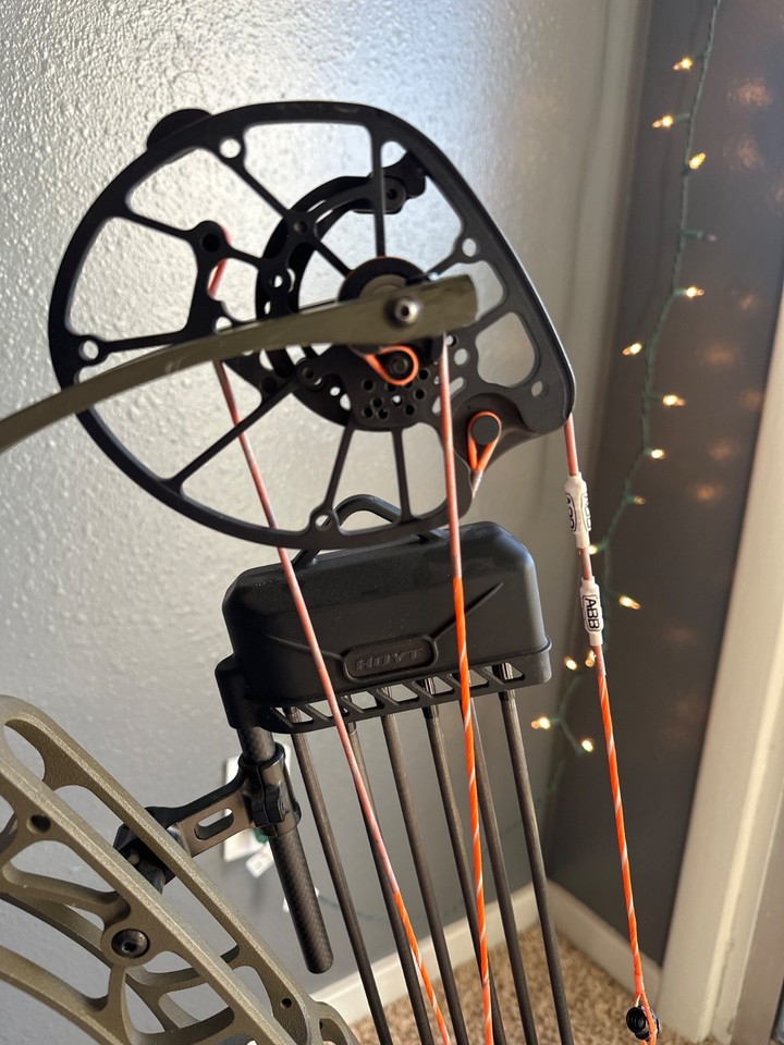 Hoyt Alpha X 33, 50-60#, 27 3/4 Draw, Wilderness, Brand New Strings ...