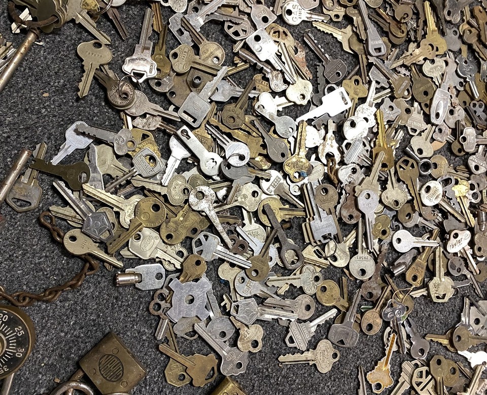 Large Lot 21 Pounds of Vintage Keys and locks | eBay