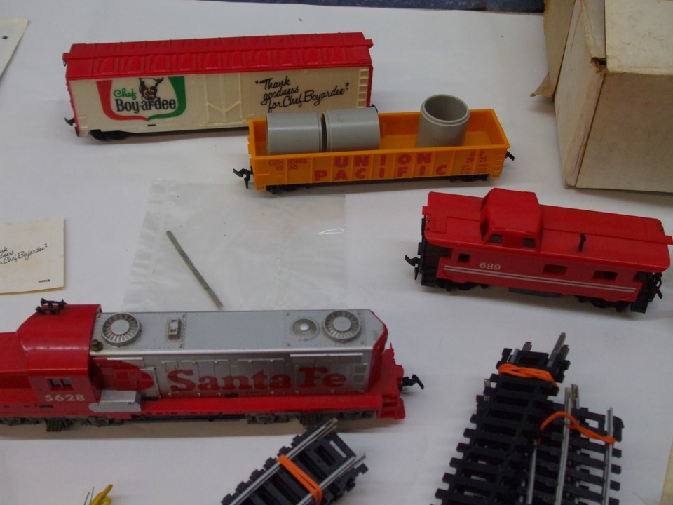 Chef Boyardee Train Set # 7656Q With Santa Fe Engine TYCO HO Scale w ...