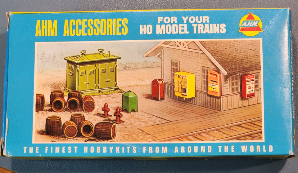 HO Scale AHM Trackside Accessories Kit #5874 Outhouse Vending Machines ...