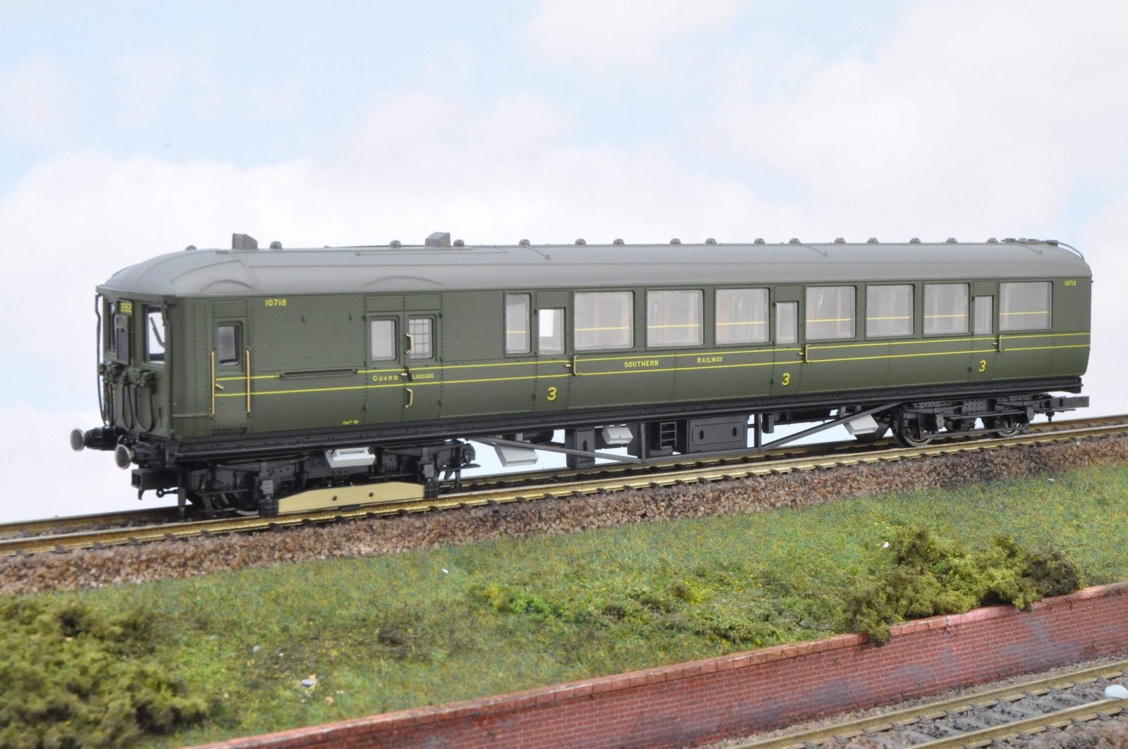 Hornby OO Gauge R3700 Southern Railways 2-BIL Train Pack No.2152 ...