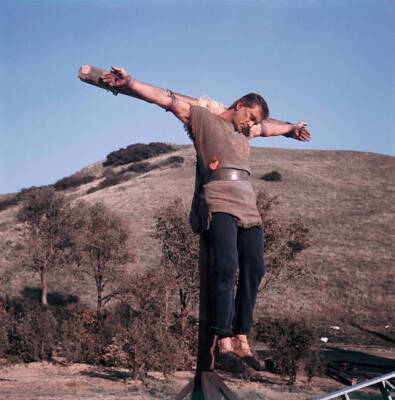 Kirk Douglas crucified on the set of the film Spartacus 1960 Old Movie ...
