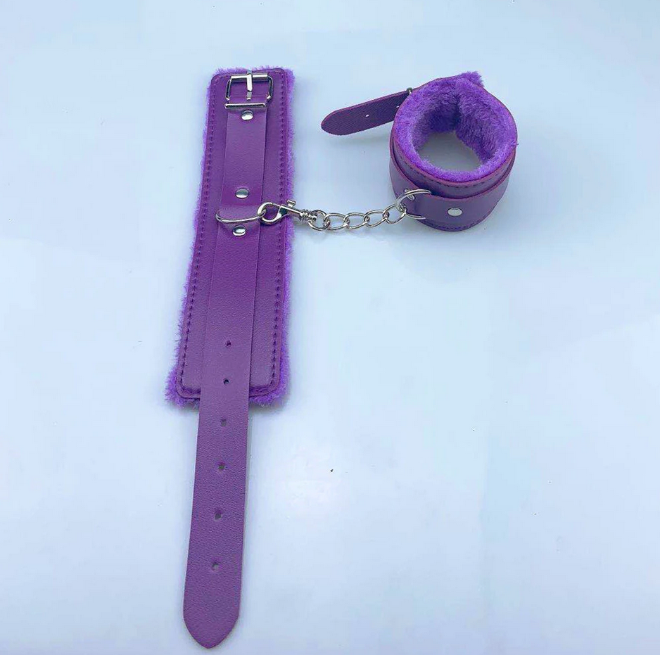 Menottes violettes simili faux cuir fourrées fourrure violet 3 rivets ...