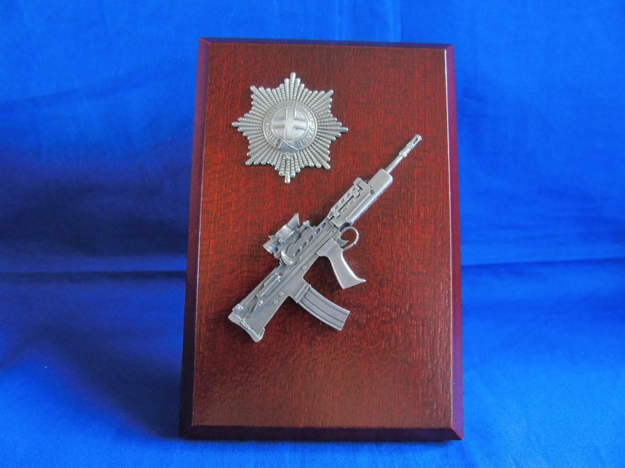 COLDSTREAM GUARDS CAP BADGE AND SA80 PLAQUE | eBay