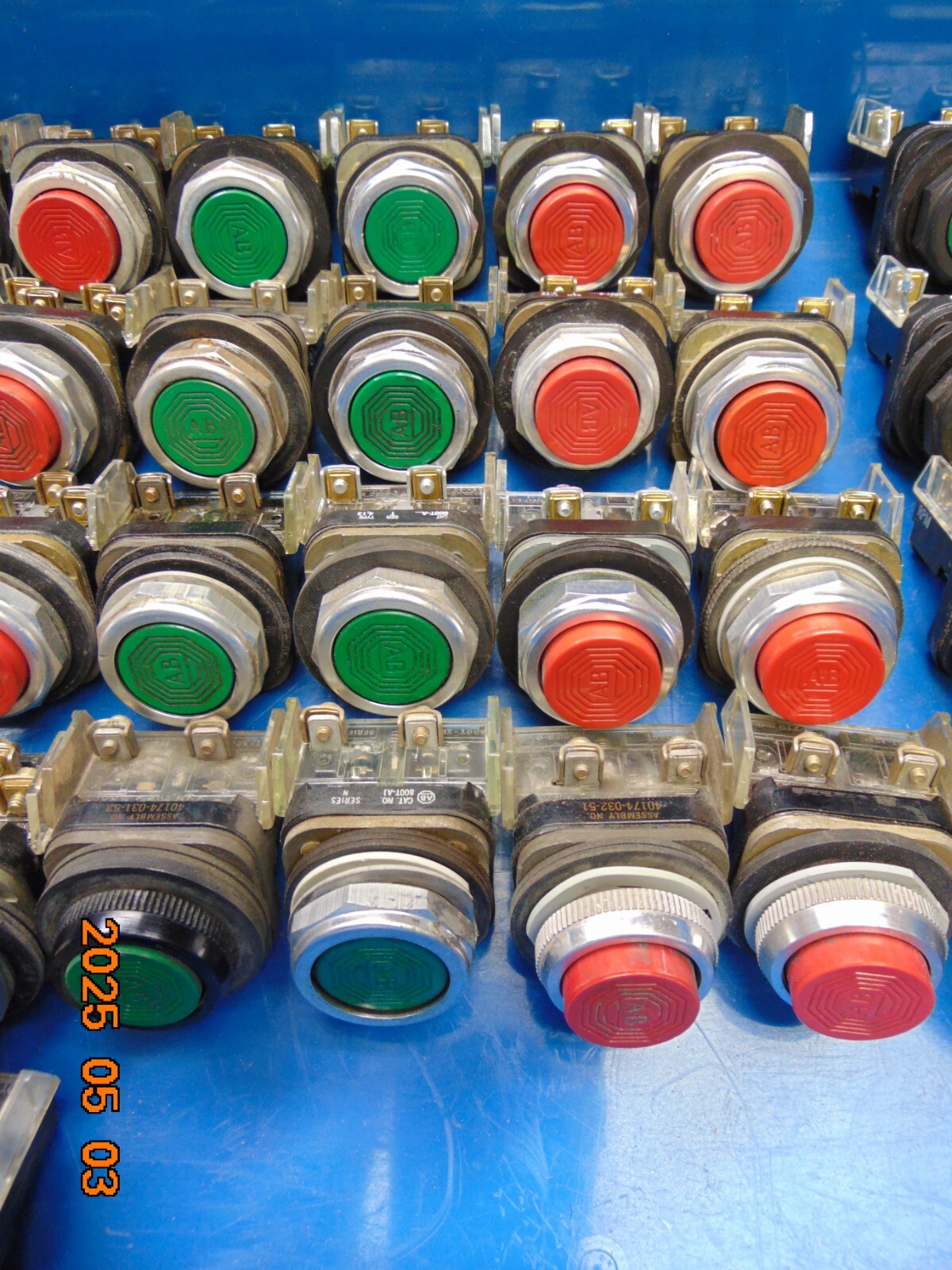 LOT OF 2 Allen Bradley 800T (1) Green & (1) Red Push Button Switches | eBay