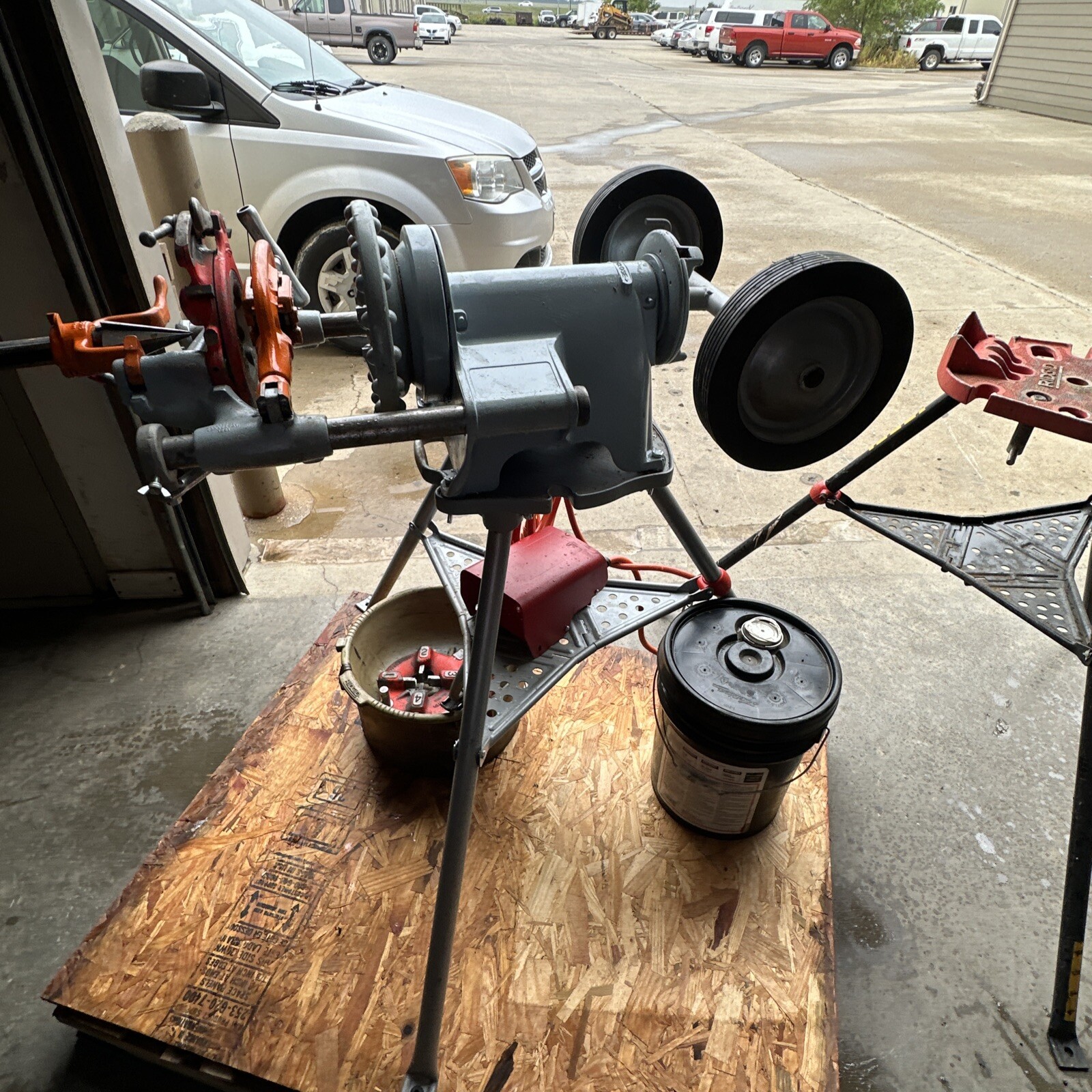 Ridgid 300 Pipe Threader 1/2"-2" Threading Machine 2 Dies Tripod ...