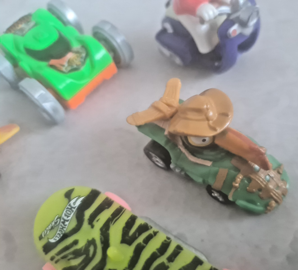 Hot Wheels Mad Propz Plane Diecast Toy Car & Skate Grom Toucan Lot ...