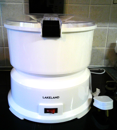 Lakeland Electric Potato Rumbler Machine, Scrapes 1KG of Potatoes ...