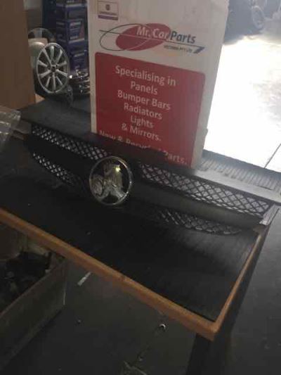 Holden Commodore VZ Executive 4D Sedan Grille 2006 | eBay Australia