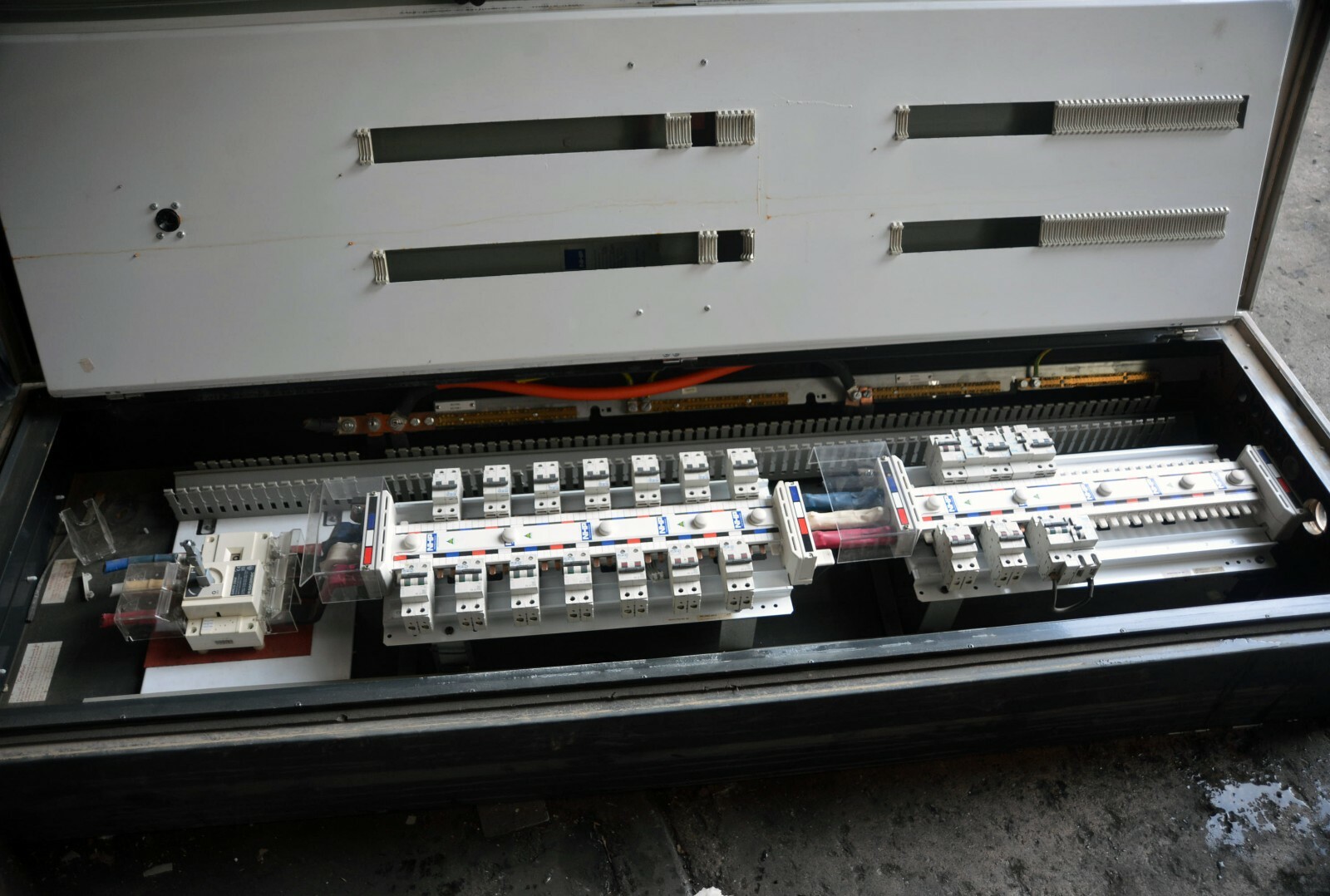 NHP Concept Premier Plus panel board 250A switch & bus distribution ...