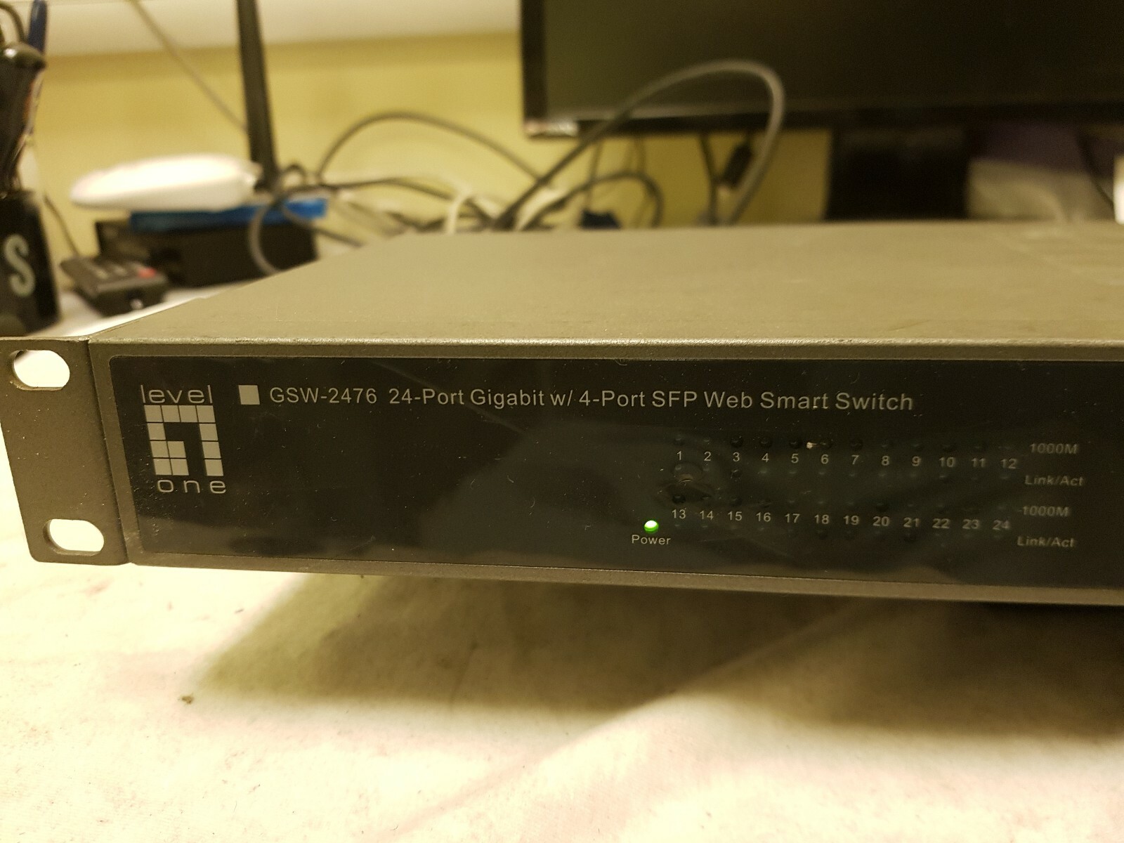 Level One GSW-2476 24-Port Gigabit W/4-Port SFP Web Smart Switch. POWER ...