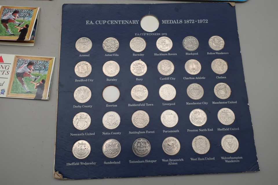 E Vintage 1970 England World Cup Coins & FA CUP Centenary Medals 1872 ...