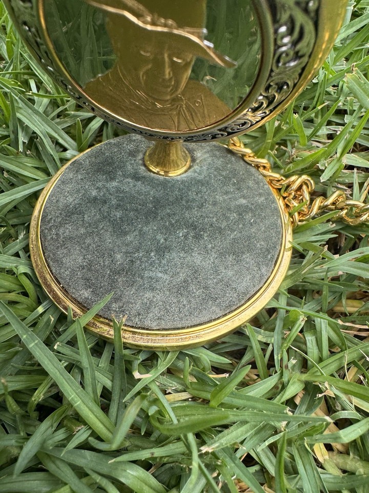 VINTAGE FRANKLIN MINT JOHN WAYNE COLLECTOR POCKET WATCH WITH STAND ...