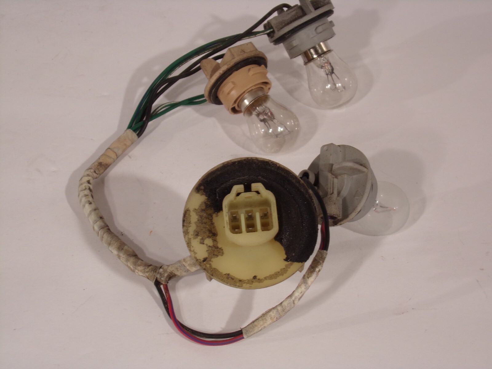 02 03 2002 2003 MITSUBISHI GALANT TAIL BRAKE LIGHT BULB SOCKET HARNESS ...