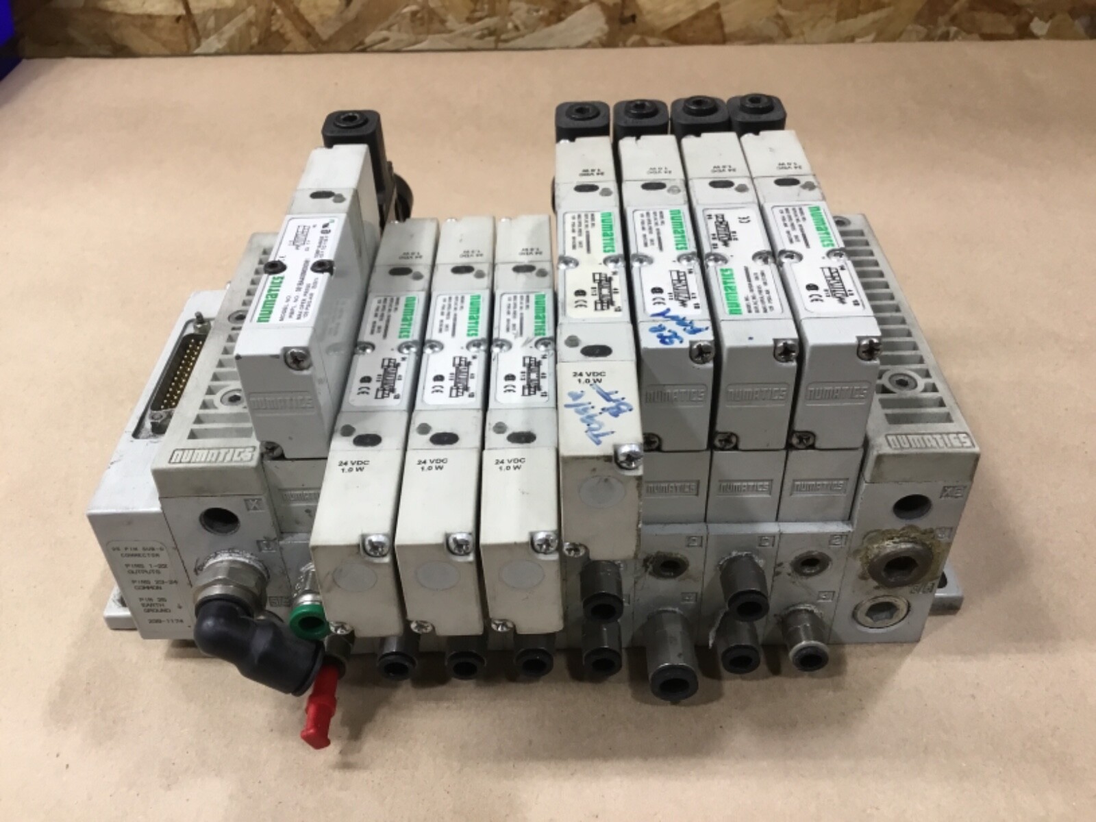 Numatics Manifold (4) 051BA400M000061 (2) 051BB500M000061 + Valves ...