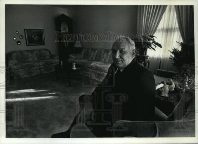 1991 Press Photo West Allis Fire Chief William Beres, shown at his home ...