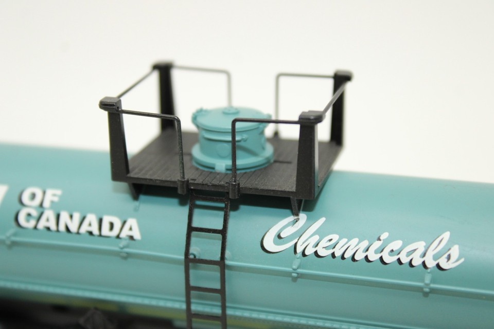 Athearn HO Scale DOW Chemical Canada 42' Chemical Tank Car #84007 | eBay