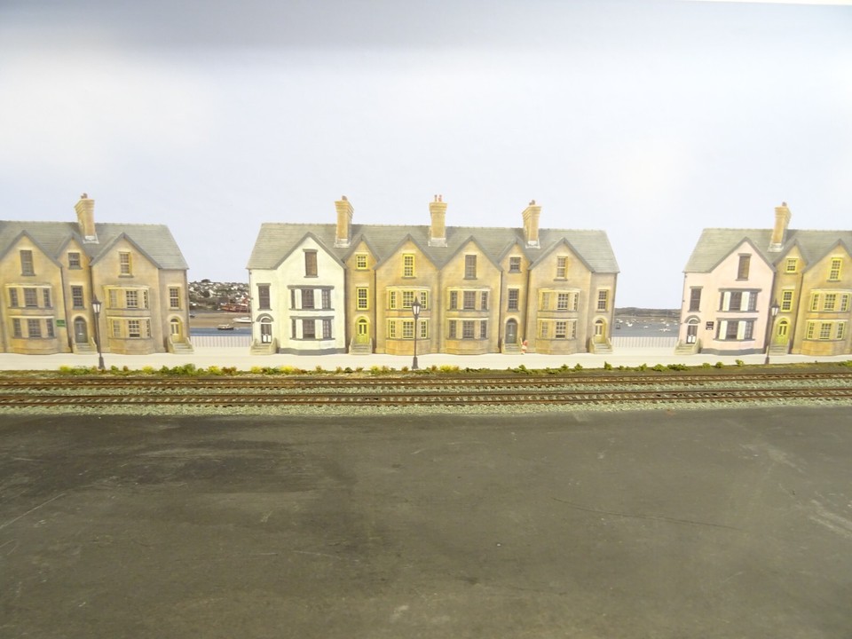 MODEL TOWN BACKSCENES OO GAUGE SEASIDE TOWN PACK B BACKSCENE (MT0067 ...