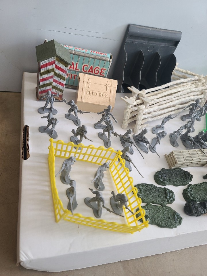 ARMY MEN lot w/ Fences Cages Sandbags Building Hide Behind Cover Farm ...