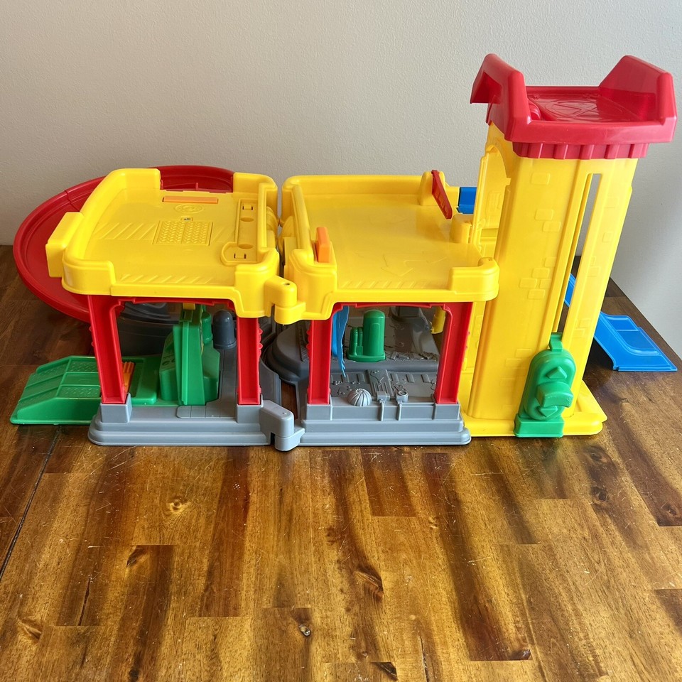FISHER PRICE LITTLE PEOPLE Ramps Around Garage with sounds | eBay