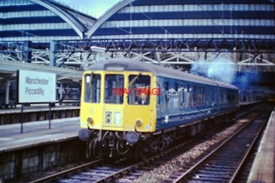 PHOTO 2-CAR DMU (CLASS 104) DEPARTING MANCHESTER (PICCADILLY) NO ...