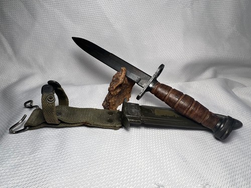 WW2 Fighting Knife Bayonet W/ US M8A1 Scabbard B.M.Co. Stacked Leather ...