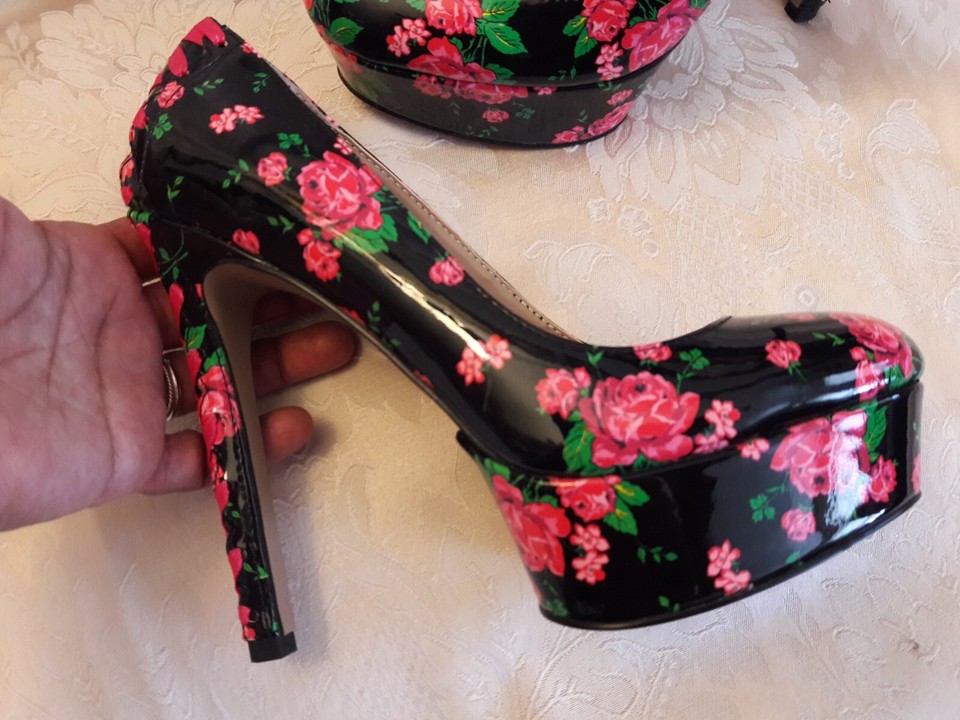 BETSEY JOHNSON BONNEE Heels Black Multi Pink Fowers Shoes PUMPS Size 6 ...