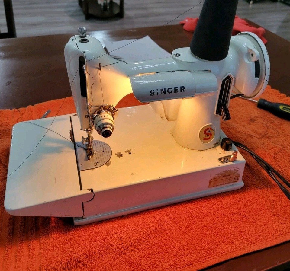 Vintage 1964 Singer 221K Featherweight Sewing Machine White No ...