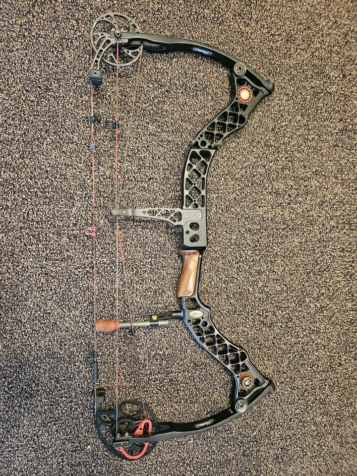 Mathews Solocam Z7 Compound Bow 70/30 RH Black | eBay