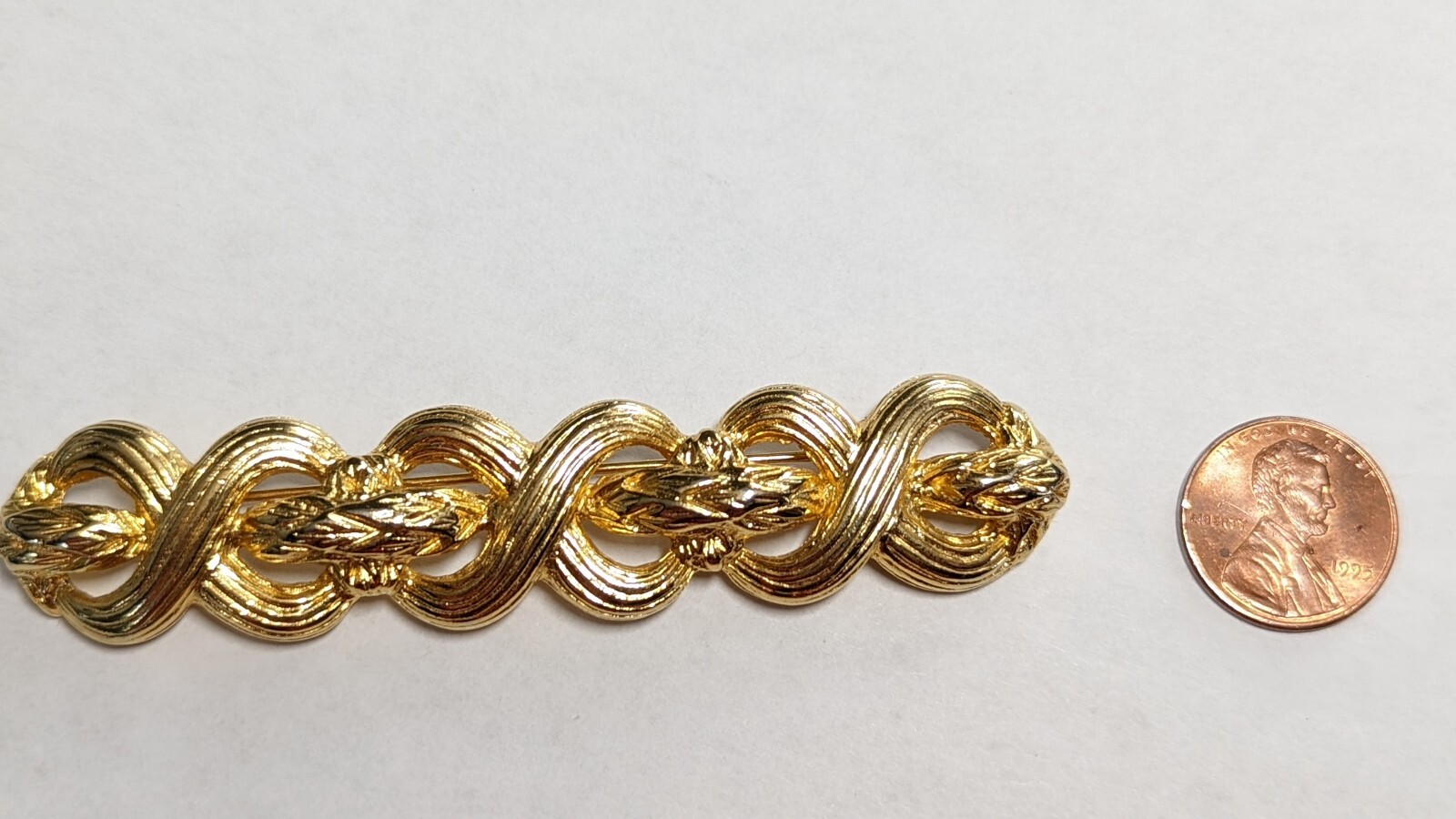 VINTAGE IVANA TRUMP GOLD TONE BROOCH PIN - Gem