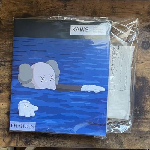 KAWS X UNIQLO Art Book By Phaidon and Tote Bag in Hand Art Book Novelty ...