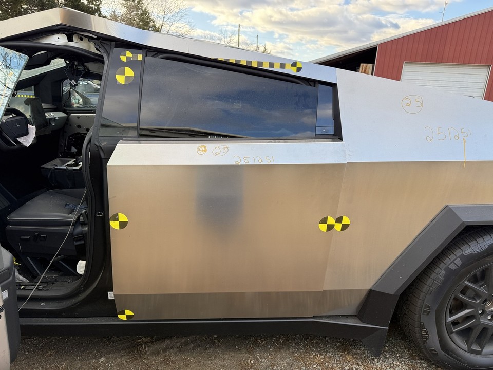 2025 Cybertruck MCU Media Control Unit w/o Full Self Driving IIHS Test ...