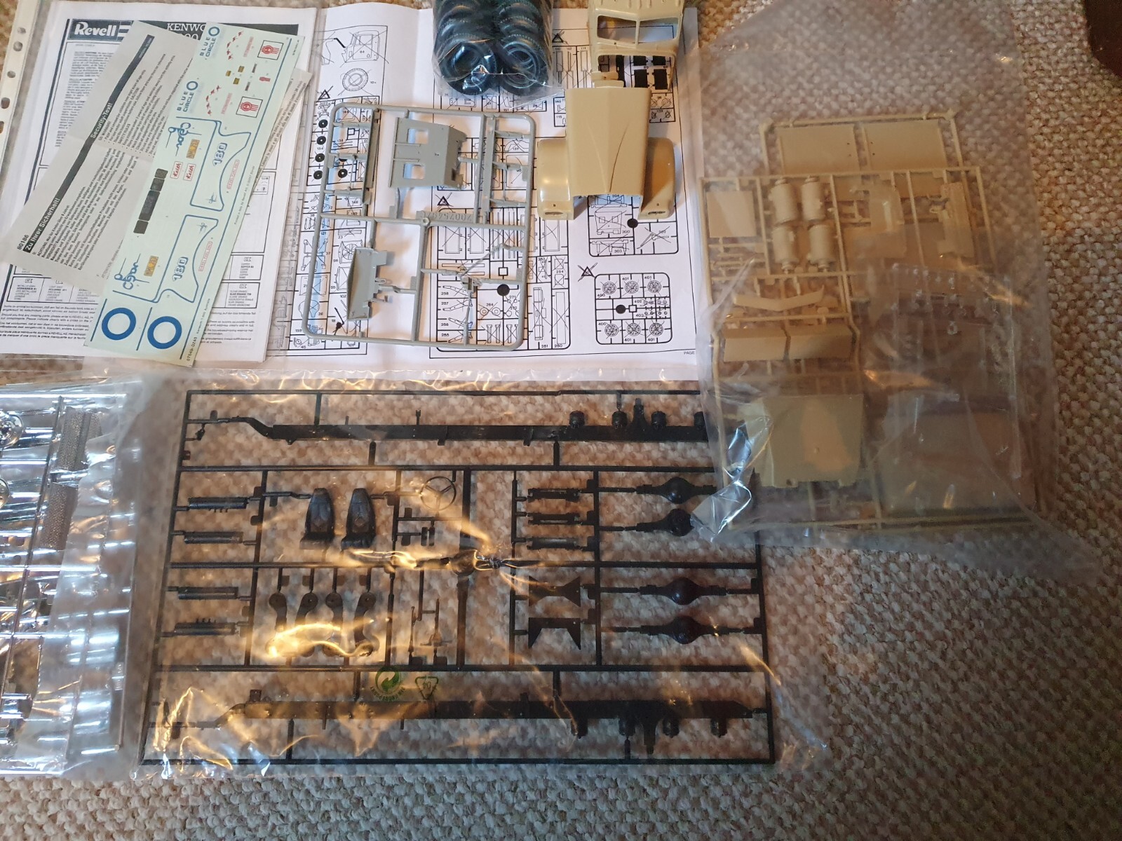 Revell Kenworth T900 'Australia' Semi Truck - 1:25 Scale - Model Kit ...