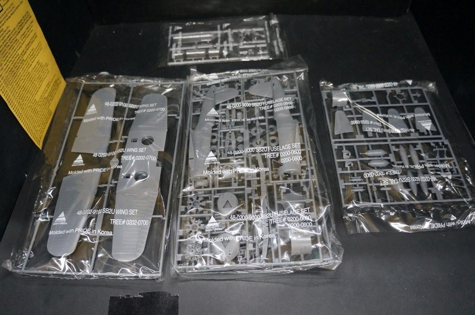 LOT 57 - 2 ACCURATE MINIATURES MODEL KITS 480310 SBD2 DAUNTLESS-480202 ...