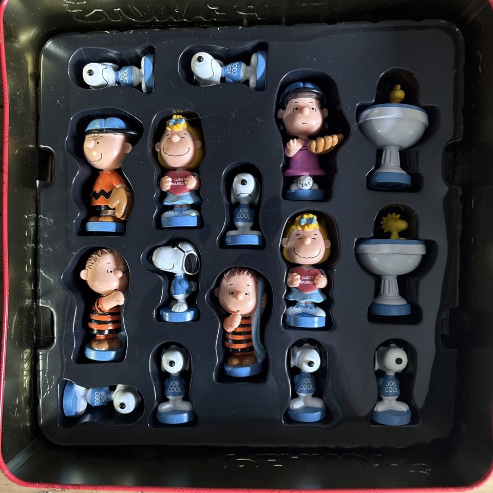 Peanuts Gang Chess Set Charlie Brown Blue Tin Edition 32 Pieces ...