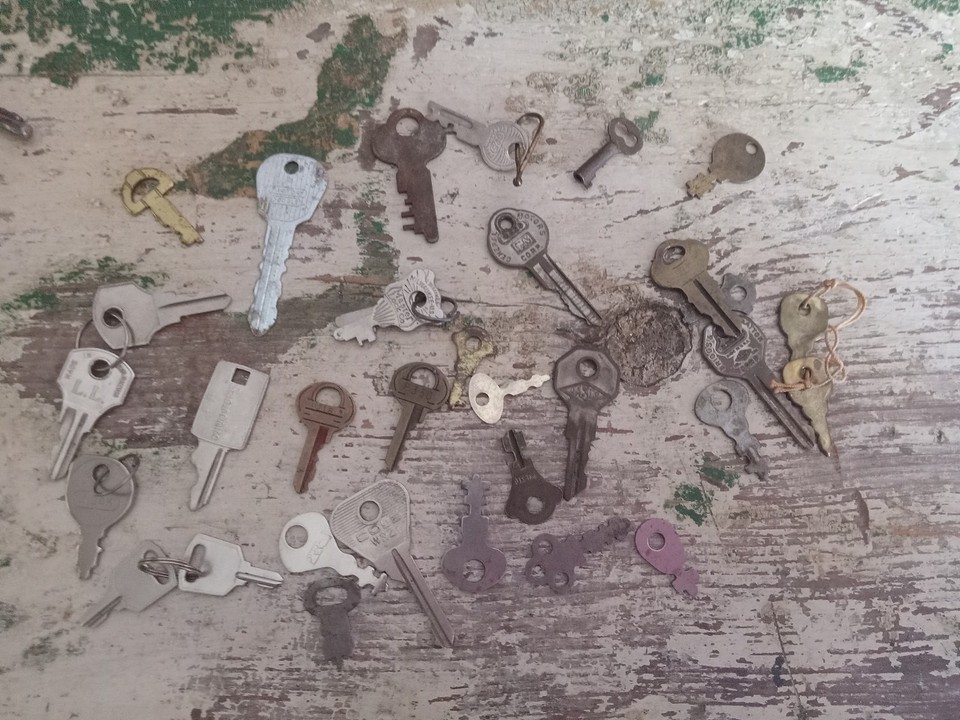 39 Vintage Key Lot Skeleton Sargent Samsonite Indak GM & More Crafts ...