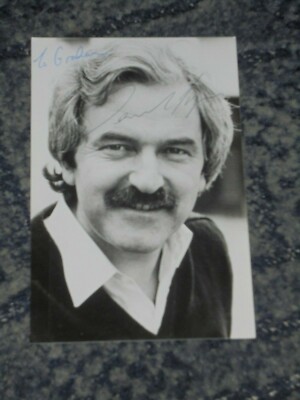 DES LYNAM - PRESENTER - POSTCARD PHOTO SIGNED (DEDICATED) | eBay UK