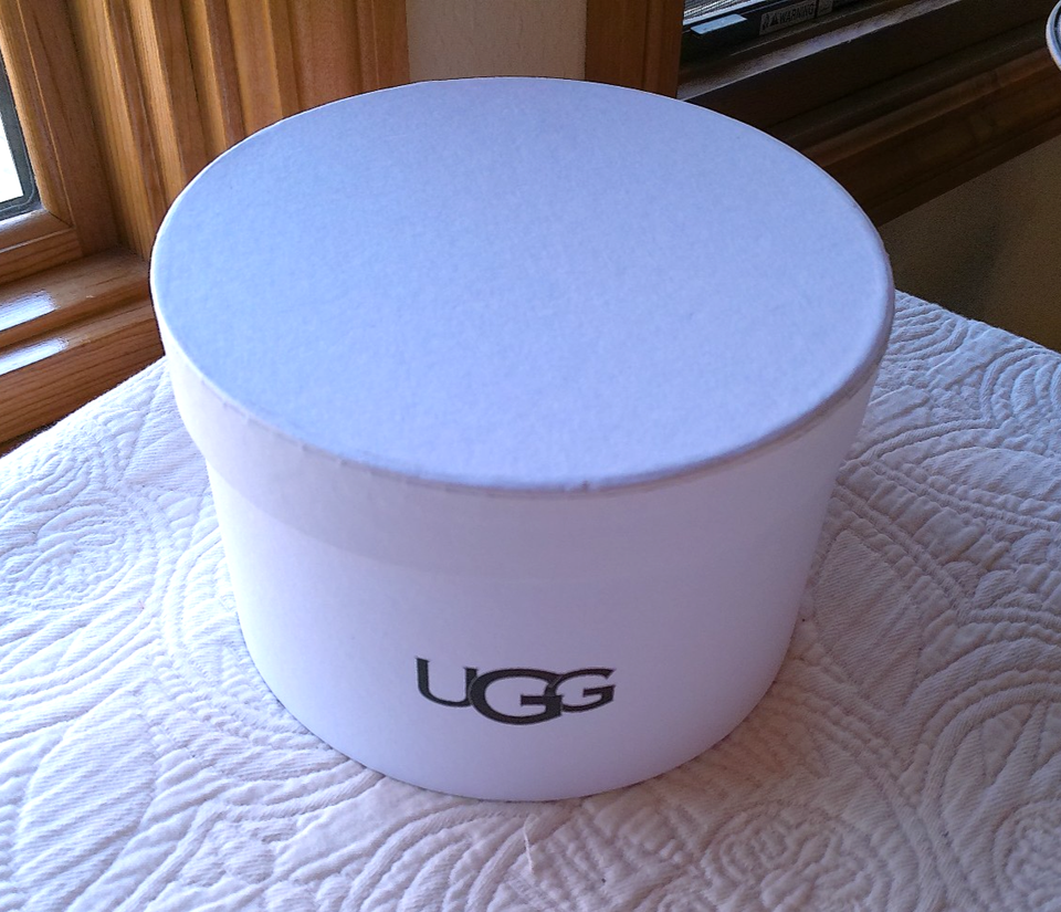 UGG NEW IN GIFT BOX EARMUFFS ASHEN ROSE UGG BADGE FAUX FUR SOFT ...
