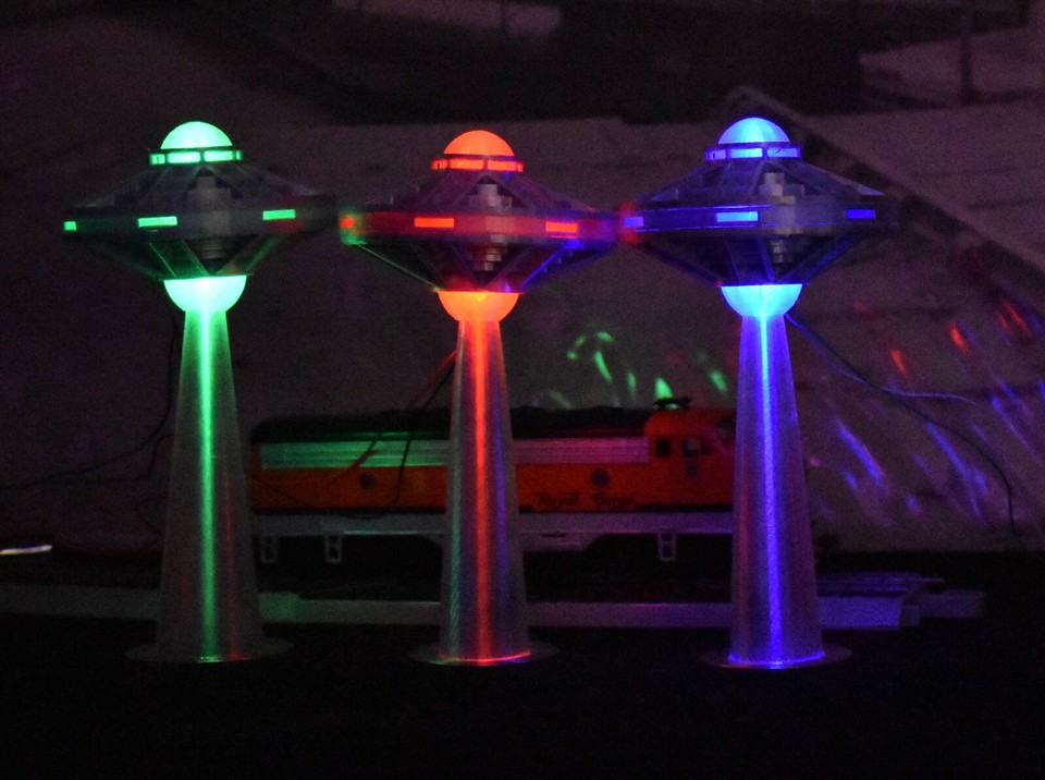 HO 1:87 Scale SpaceShip AREA 51 UFO Flying Saucer LED GREEN Orb ...