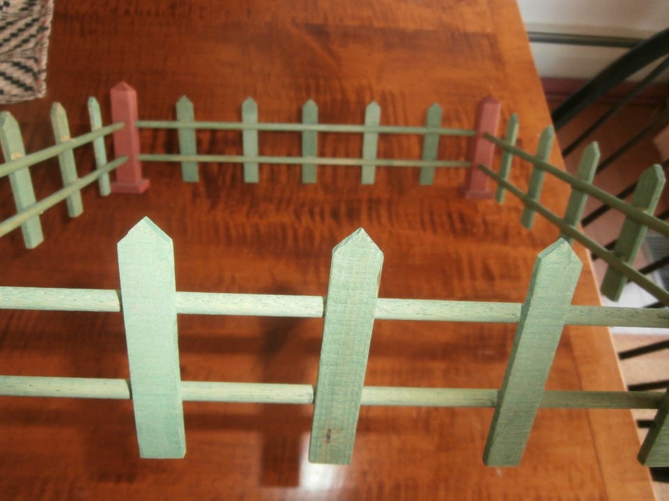 VINTAGE ANTIQUE RED & GREEN WOODEN FENCING 4 XMAS VILLAGE 4 PCS SQUARE ...