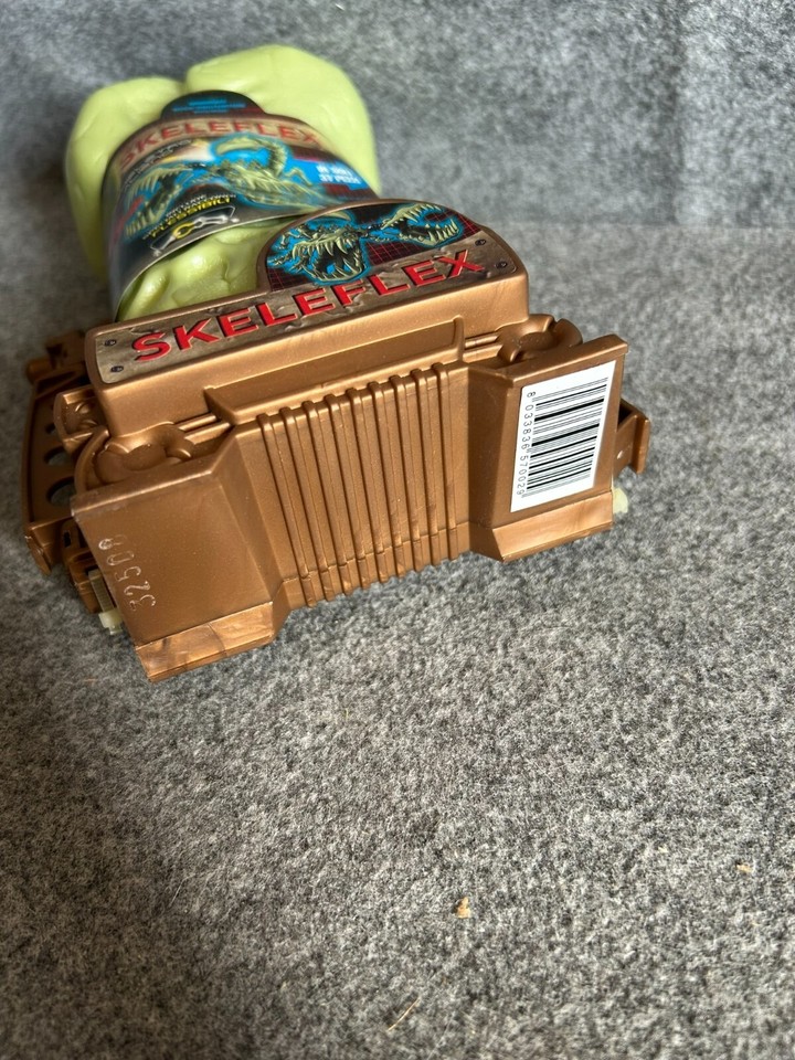 Skeleflex Alien Skeleton Skorflex Bone Container WILD PLANET 2007 G ...