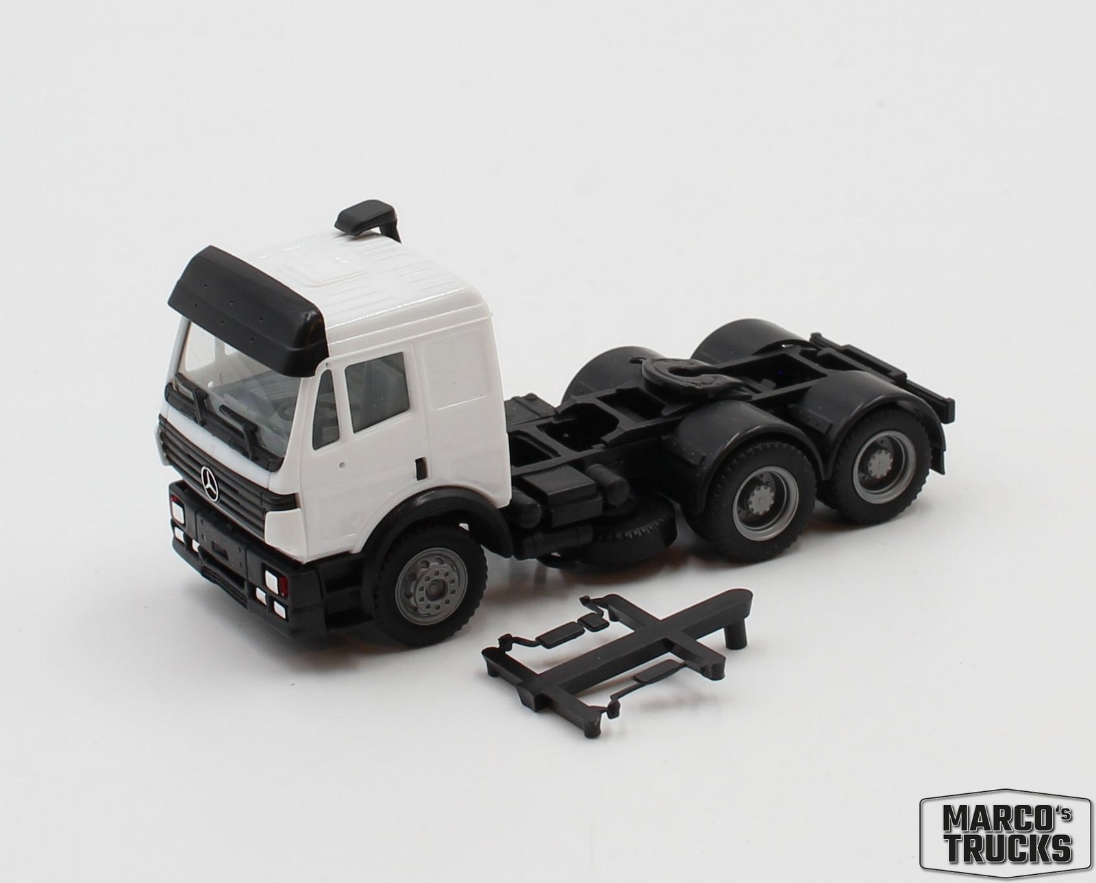 Herpa MB Mercedes SK94 Zugmaschine 6x4 3achs weiß/schwarz 1:87 /H20090 ...