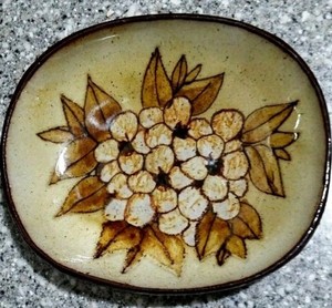 CHELSEA POTTERY ENGLAND~GLAZED FLOWER HANGING WALL ART DISH~SIGNED ...