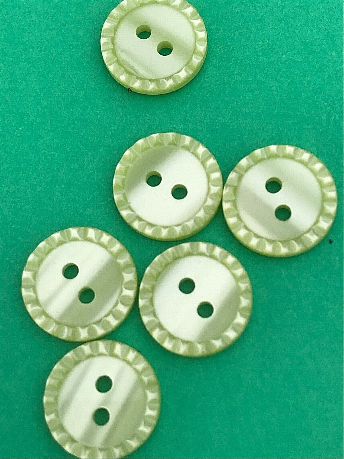 6 X PISTACHIO / CHARTREUSE / LIME PEARLISED BEAD-EDGE BUTTONS -11.5 MM ...
