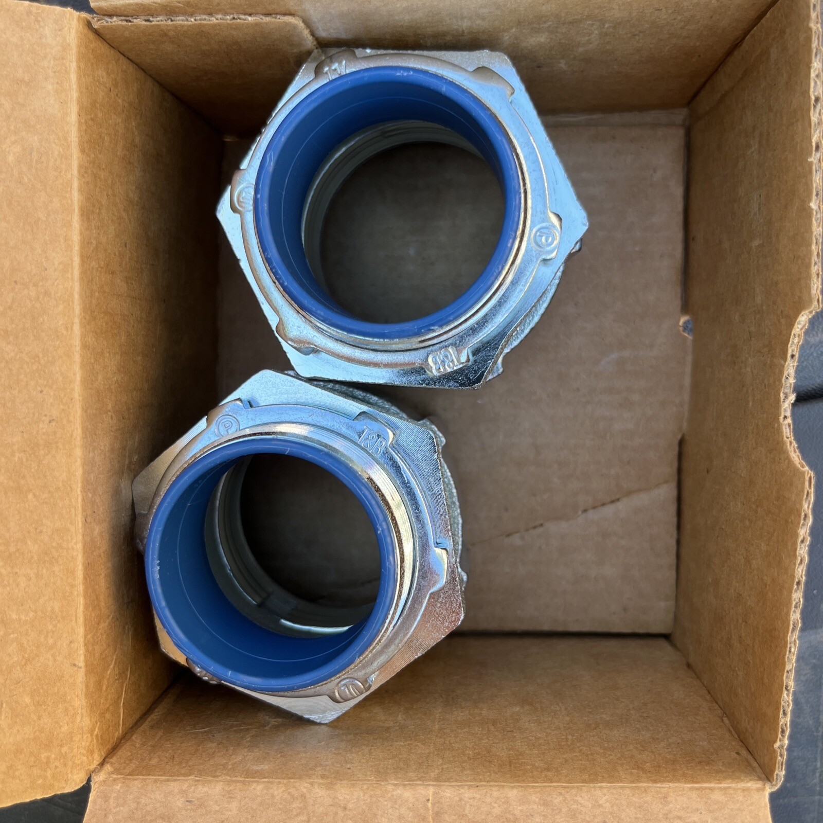 Thomas & Betts 8523 1 1/2” Threadless Connector Straight Insulated Pack ...