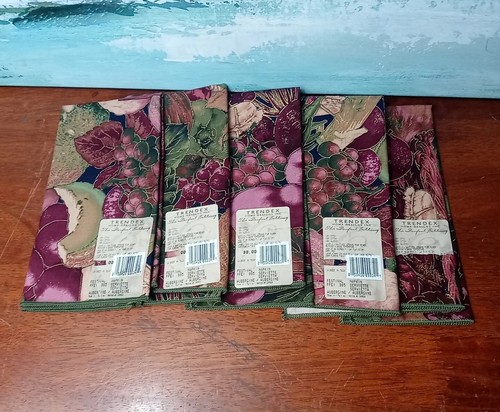 Lot Of 5 Festive Cloth Napkins Trendex Home Designs Napkins Floral ...