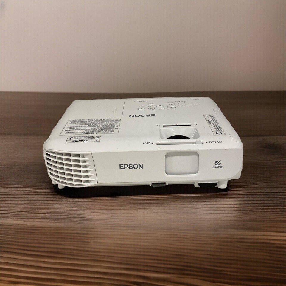Epson Home Cinema 660 - 3LCD Projector 3300 Lumens - GREAT SHAPE / LOW ...