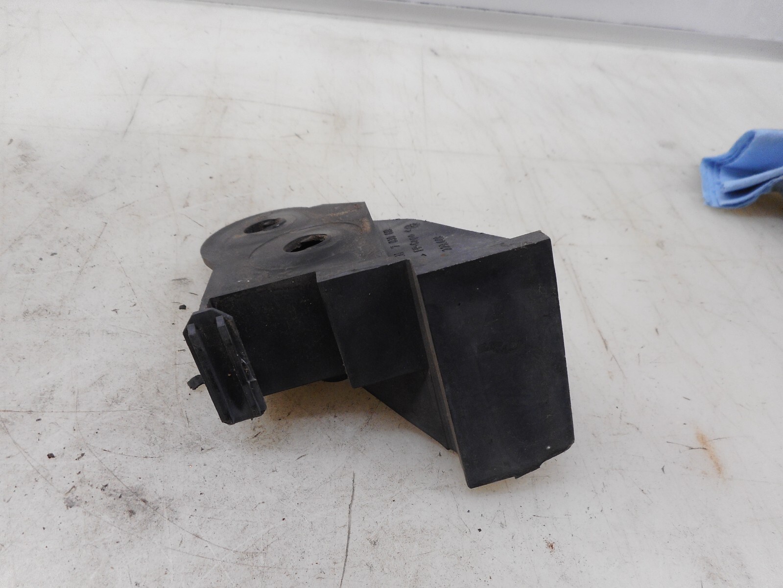 2002 BMW 325I E46 LEFT DRIVER FRONT FENDER BRACKET 51117030619 | eBay