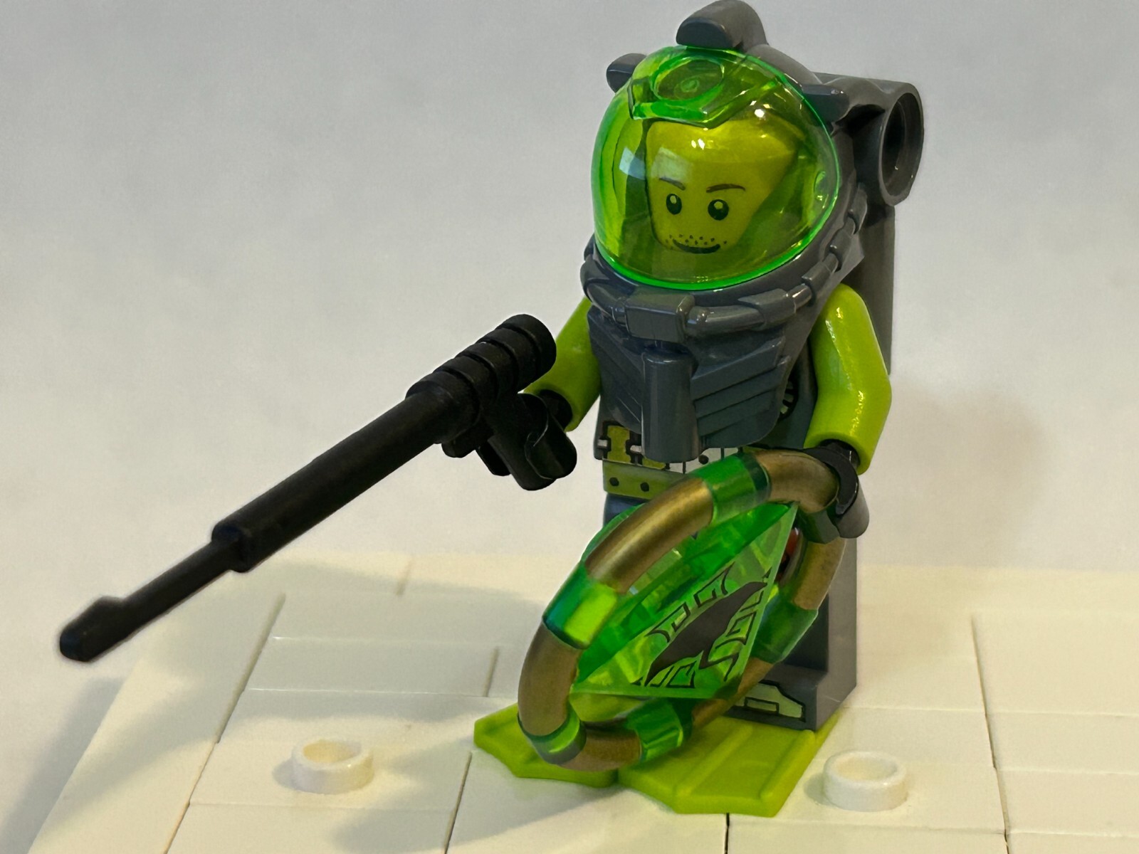 LEGO Atlantis Diver 4 Lance Spears minifigure with treasure key 8059 ...