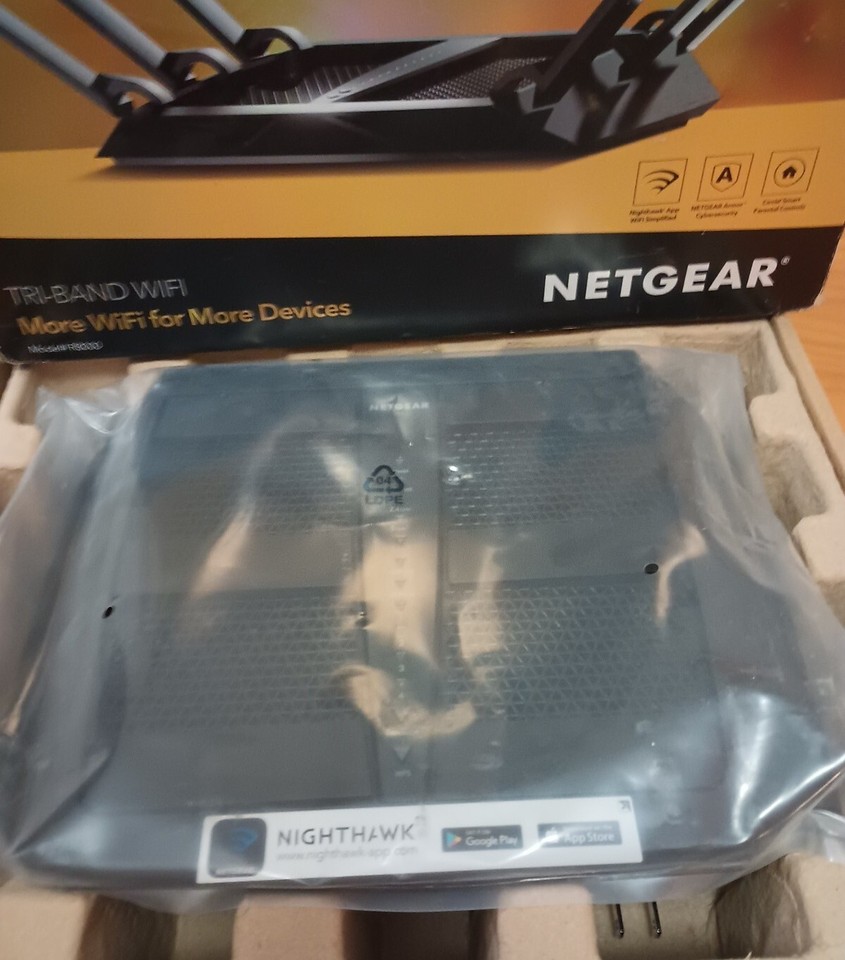 NETGEAR R8000 3200 Mbps 5 Port 3200 Mbps Tri-Band Wireless Router ...